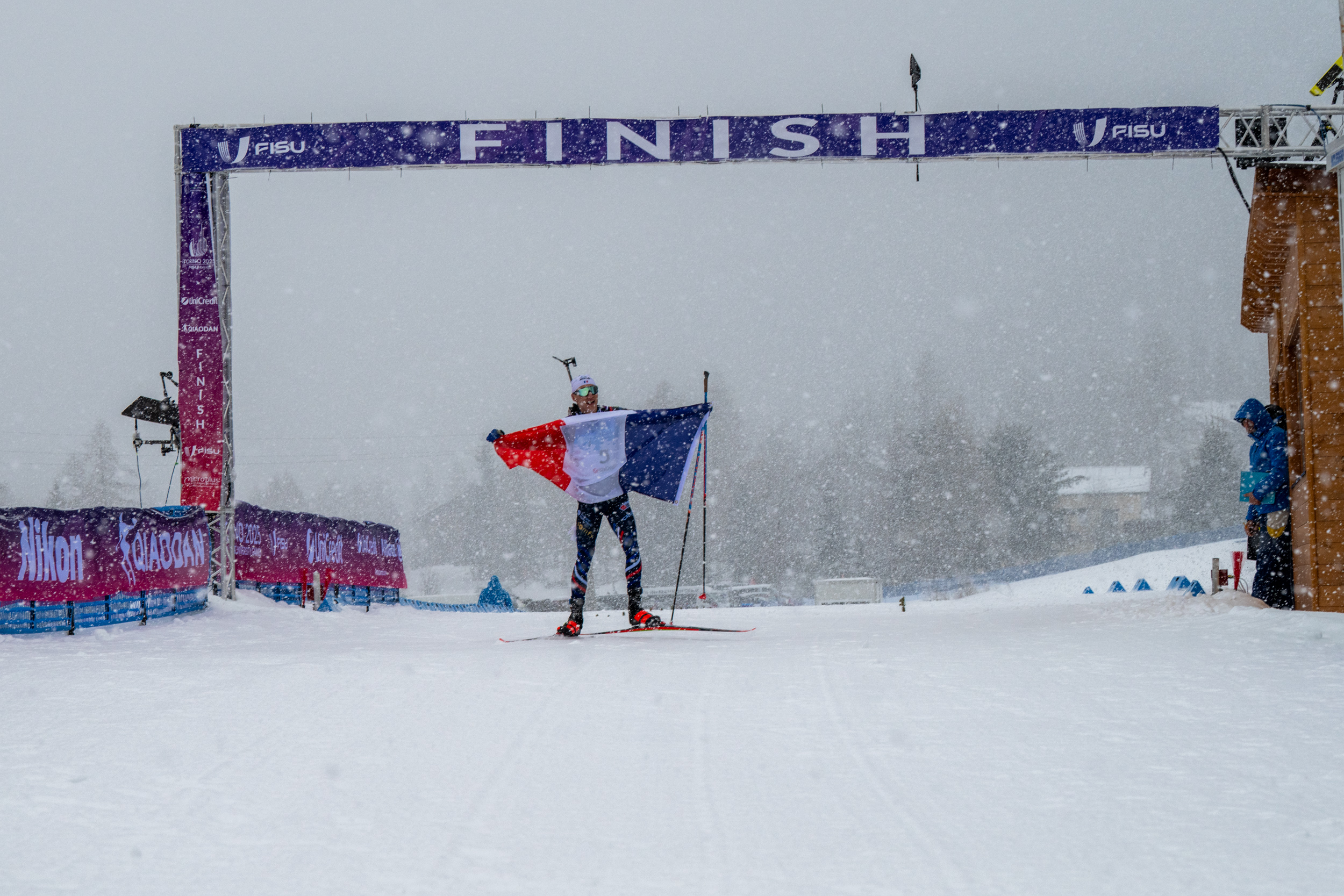 Biathlon mass start: like father, like son - FISU