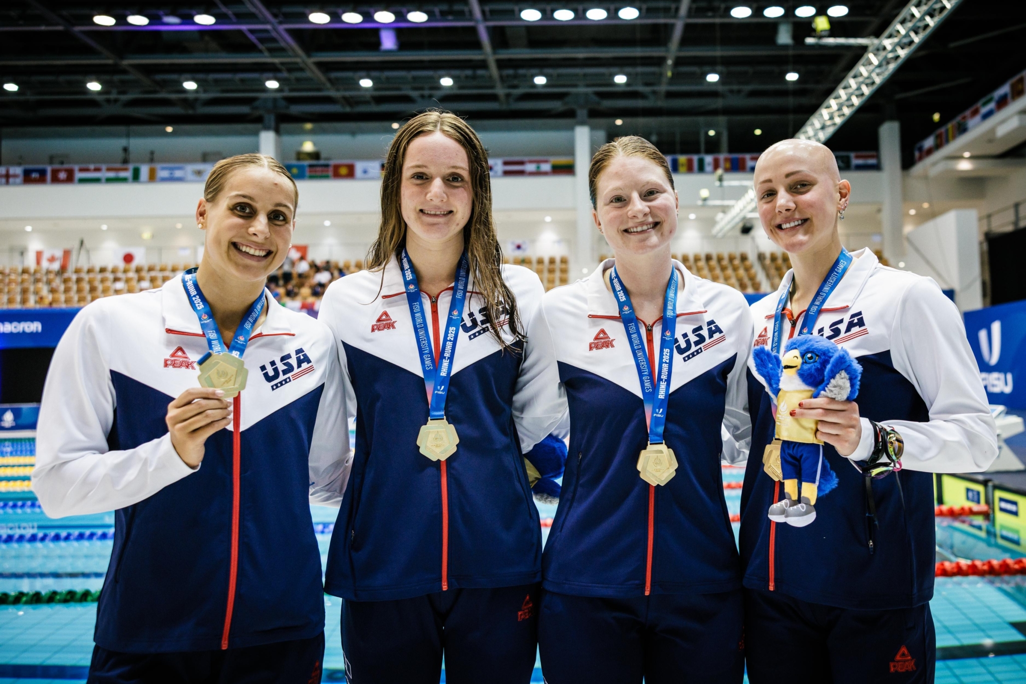 Leah Hayes swims bold and bald - FISU